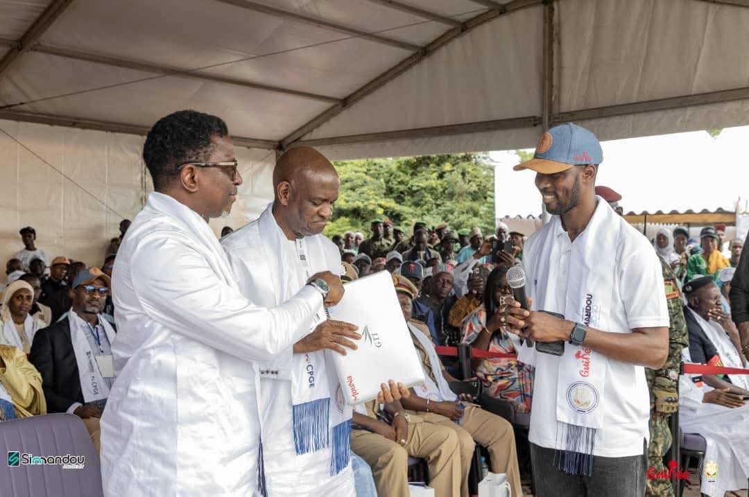 MouNa Group Technology remet un important lot d’ordinateurs aux ...